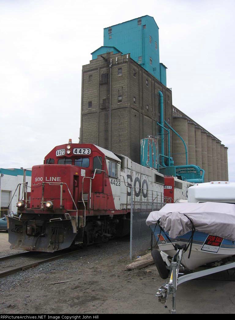 07042635 CP "Grove" jobs rolls past "Demeter 1993" elevator on California Street